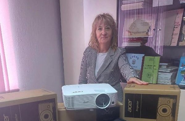 Srbac: Osnovna škola u Sitnešima dobila nove projektore - Nacelnik