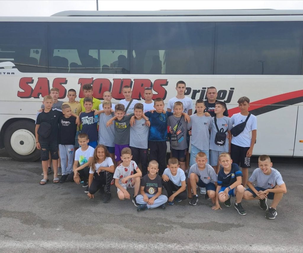 Lopare: Najmlađi fudbaleri iz Priboja otputovali na turnir u Salzburg ...